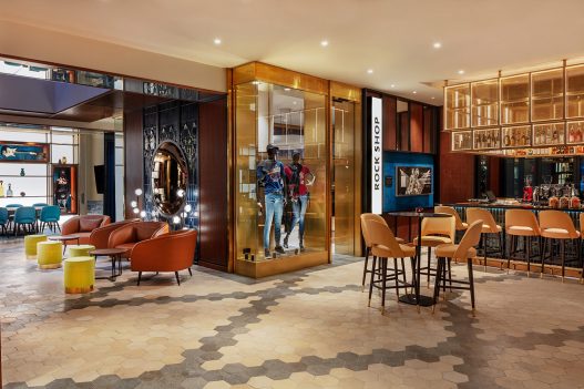 Hard Rock Hotel nyílt Budapesten olyan ereklyékkel, mint Charlie ...